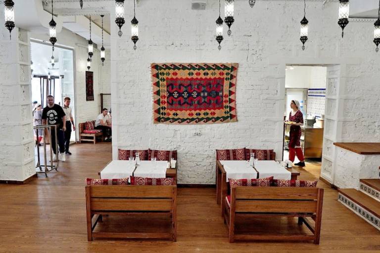 На Подолі відкрили кримськотатарський ресторан «Мусафір» - Хмарочос